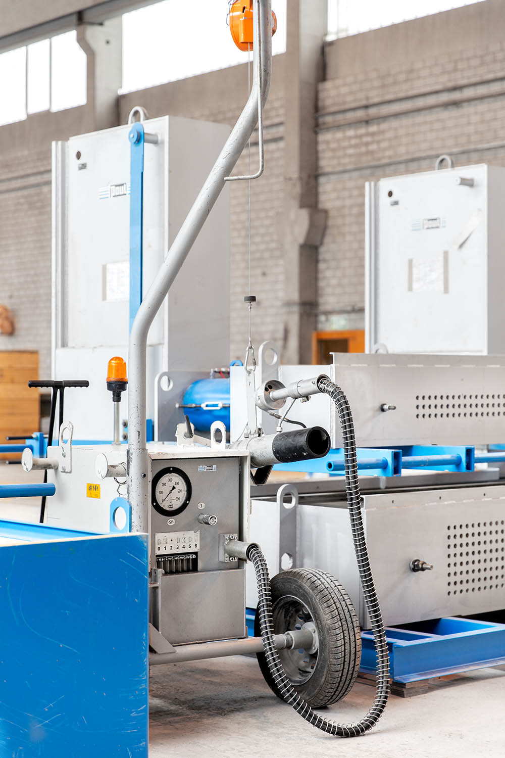 Steel strand tensioning jack in concrete products