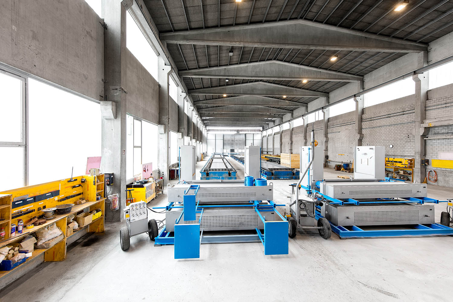 Hydraulic tensioning jack for steel rebar